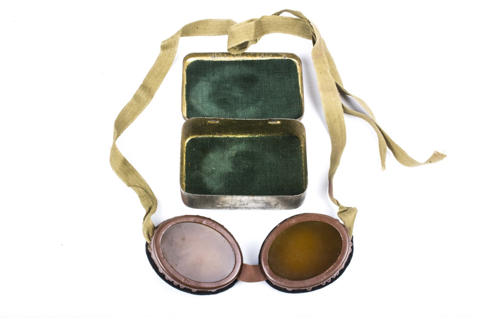 British dust goggles dated 1941 in metal case – fjm44