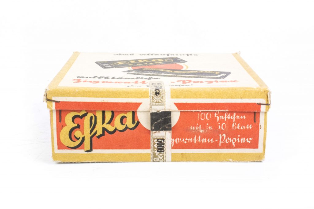 Opened box with 100 packs of ‘Efka’ cigarette rolling papers – fjm44