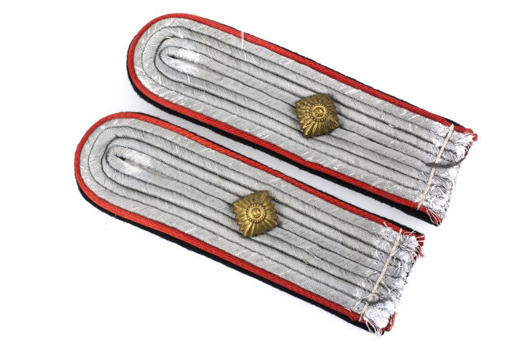 Waffen-SS shoulderboards for a Obersturmführer der (Panzer)Artillerie ...